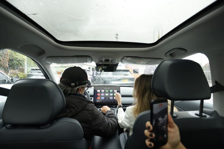 5 mitos falsos sobre los carros eléctricos en Colombia